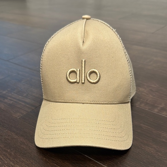 ALO Yoga | Accessories | Alo Yoga Performance District Trucker Hat Nwot ...